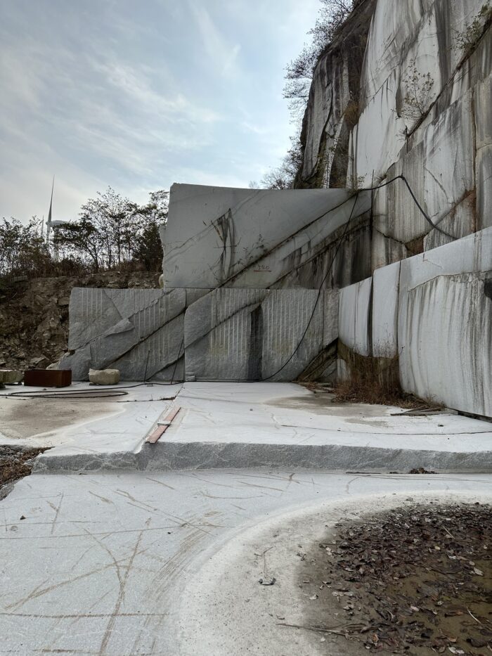 やさとみかげの丁場見学をしてきました。700柱以上の神々が宿る山 加波山で採掘される美しい石材です。