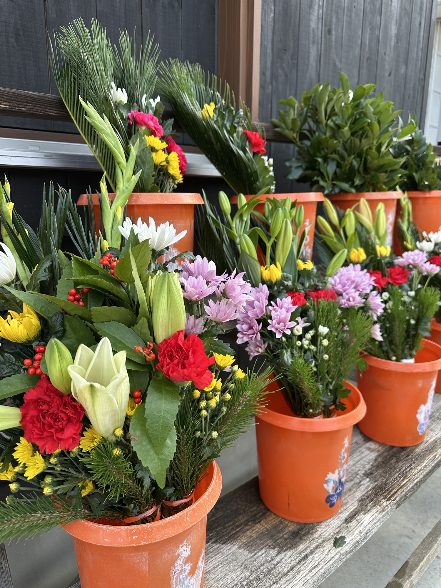年末年始のお墓参りのお花に松が入りました。