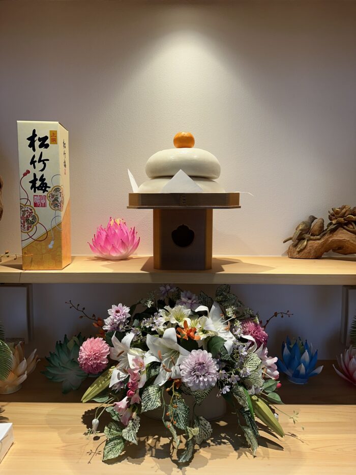年末年始のお墓参りのお花に松が入りました。